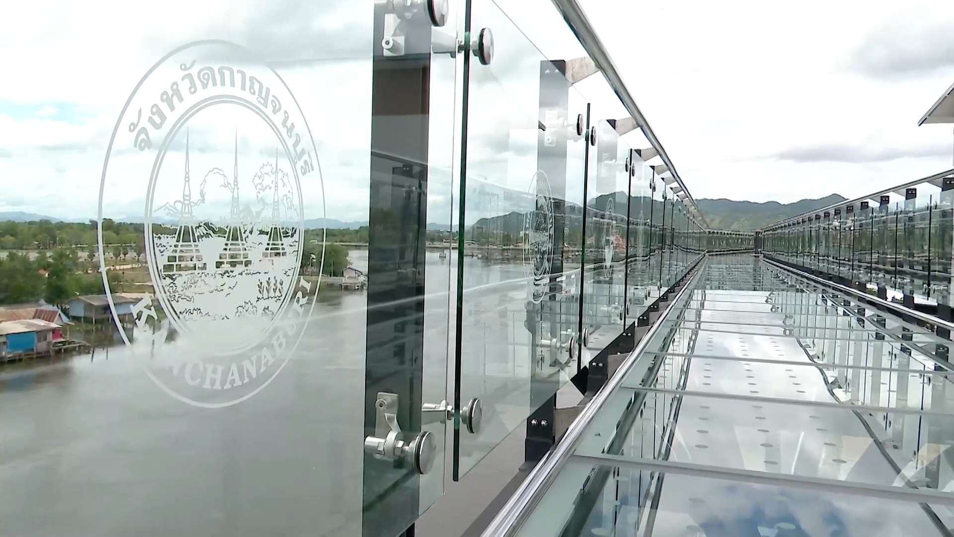 กระจกใสทางเดิน Sky Walk ท่าน้ำหน้าเมืองกาญจนบุรี – หลงทางไปเที่ยว